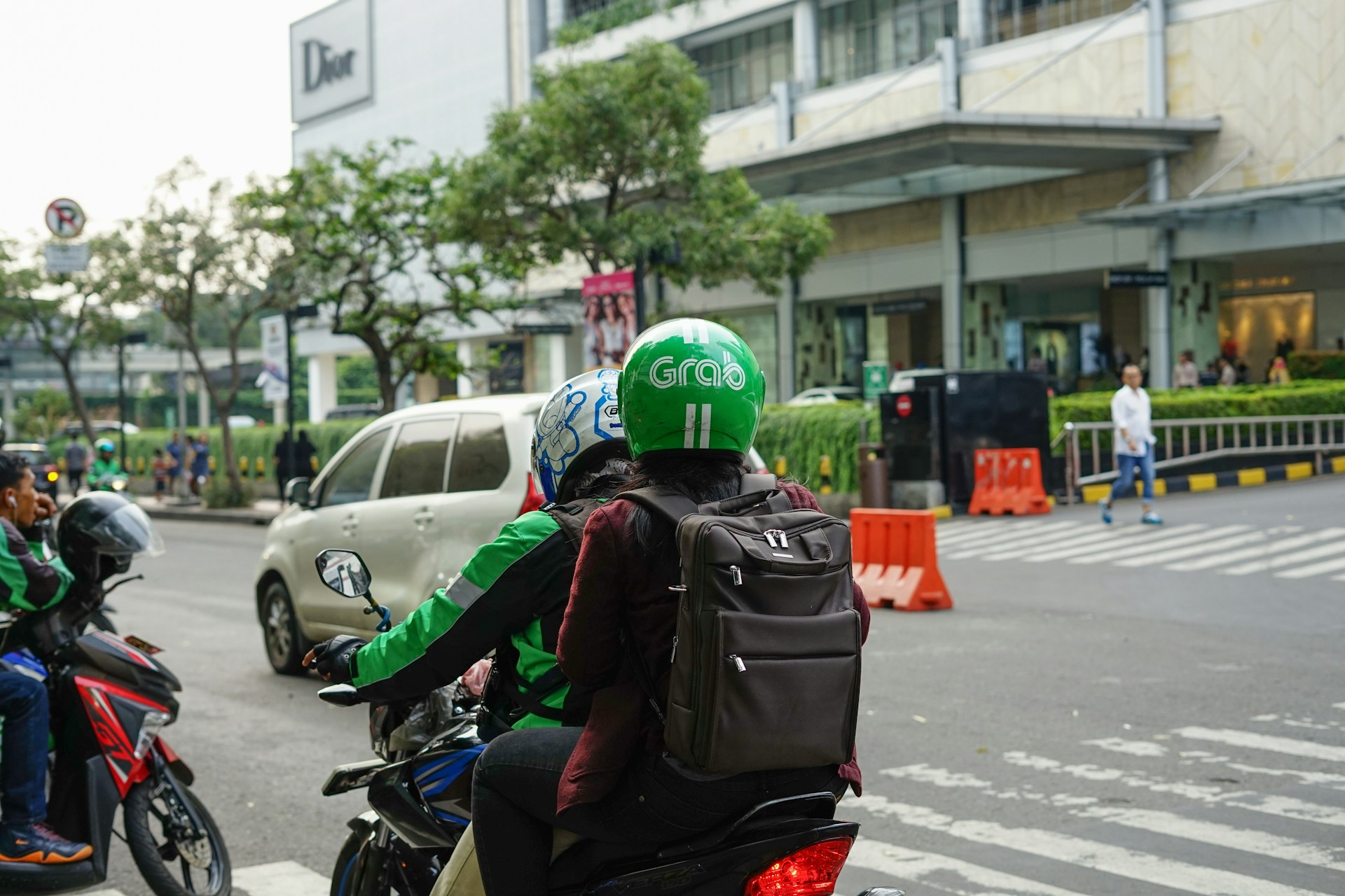 Gojek vs Grab: Mana yang Lebih Worth Buat Dipakai? | SEOultra Blog