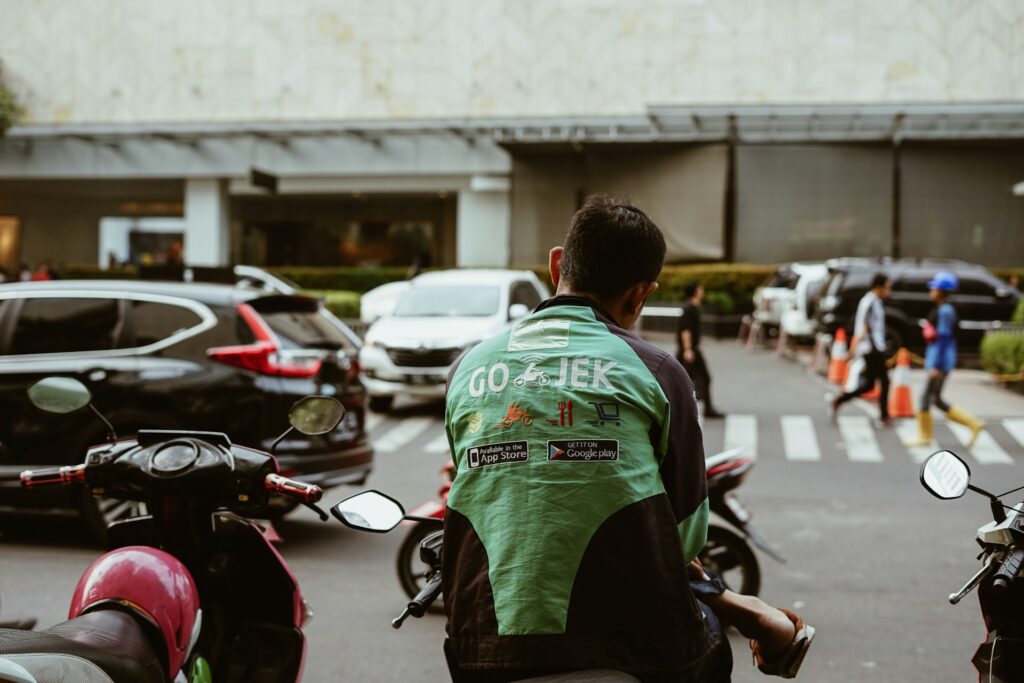 Grab vs Gojek Indonesia: Tarif, Fitur, dan Layanan Terlengkap ...